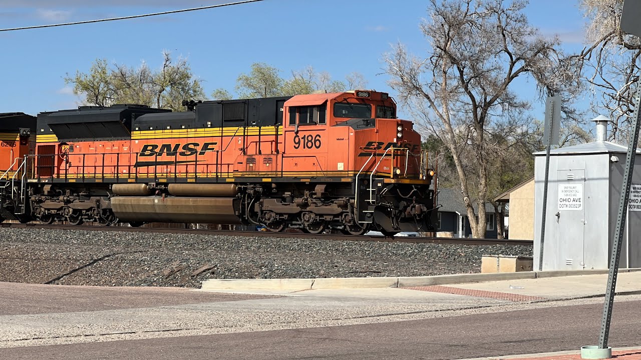 BNSF 9186 LEADS THE C-EBMHAF0-26A WITH IMPATIENT DRIVERS - YouTube