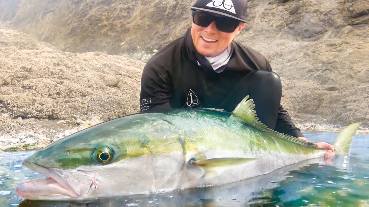 MEGA FISH FIRST CAST Hookup (Crazy Fight!) - YouTube