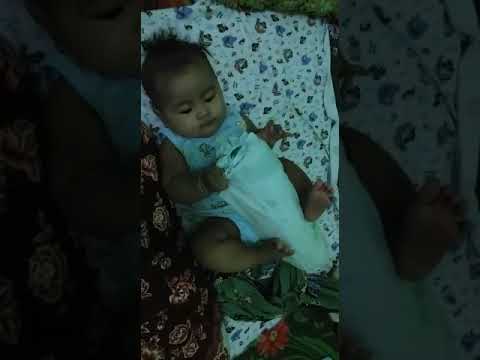 Baby khenez berantem sama guling