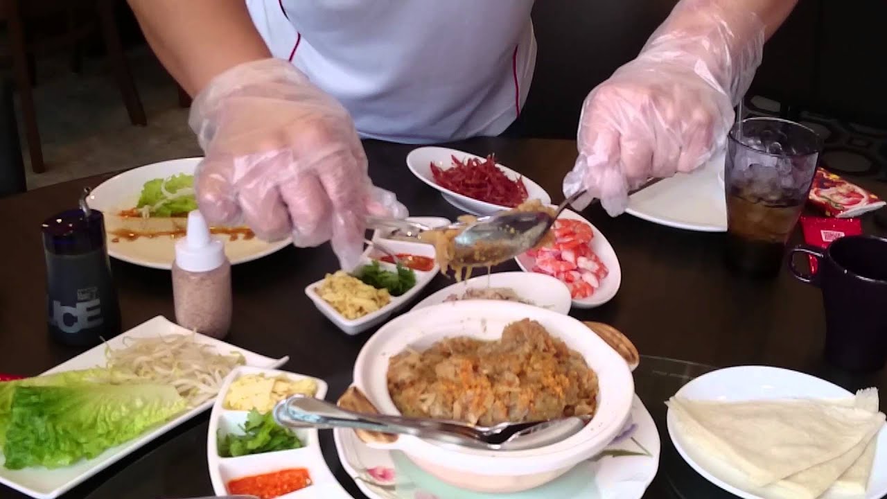 How to wrap a good popiah? - YouTube