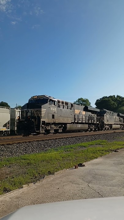 Aggressive GE ES44AC "Entering downtown Huge LOUD HORN" Norfolk Southern #8142 led NS #27a ...