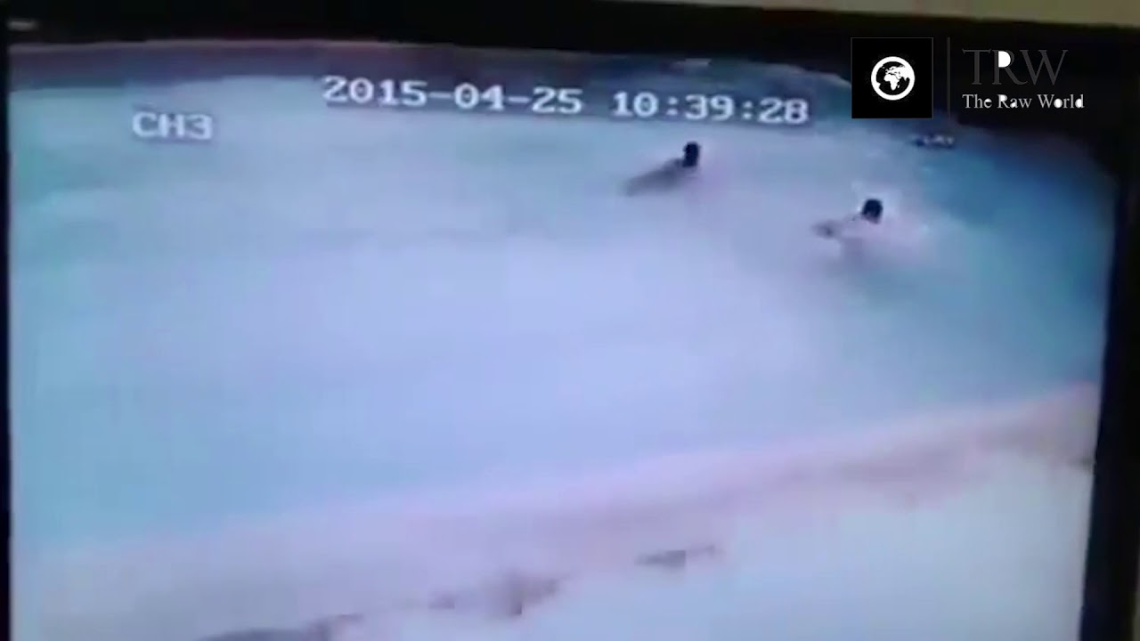 Raw: Swimming Pool during Earthquake | People stuck in Swimming Pool ...