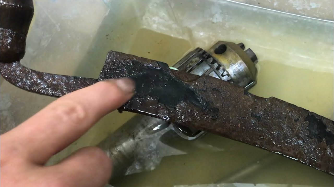 RESTORING “rusty tools” vinegar, baking soda, oil - YouTube