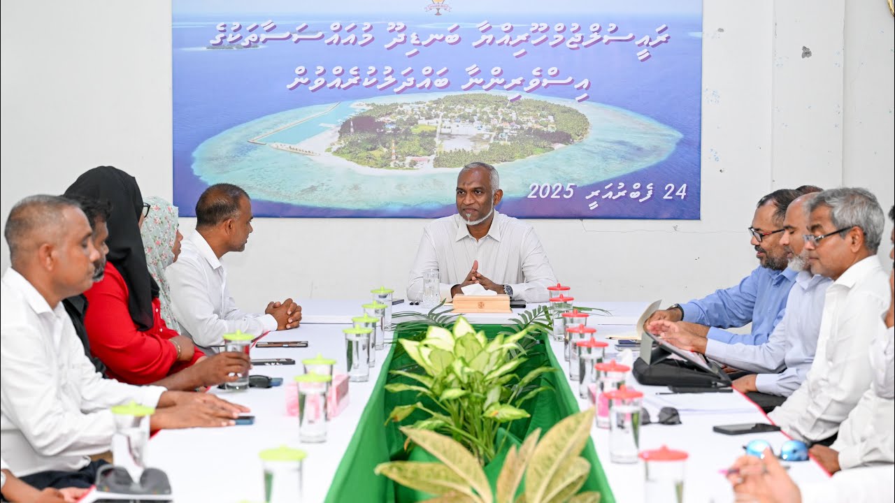President meets with Dh. Ban'didhoo Island Council - YouTube