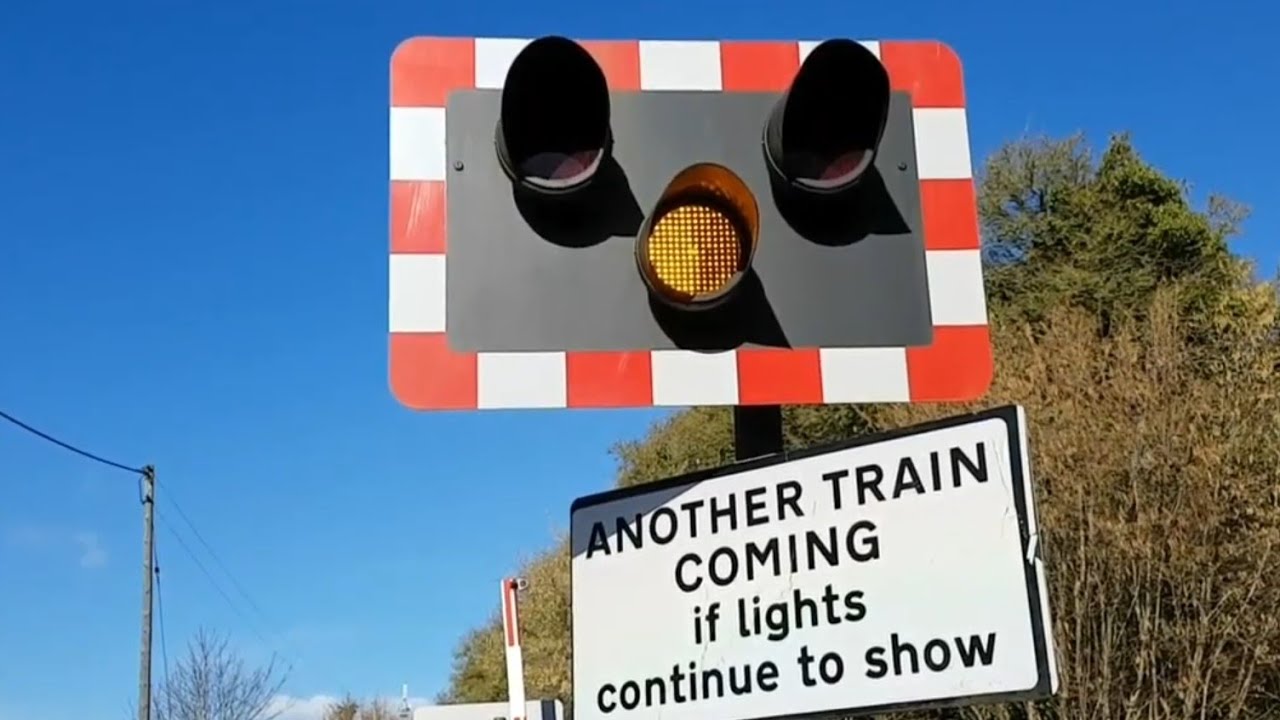Chartham Hatch Level Crossing, Kent - YouTube