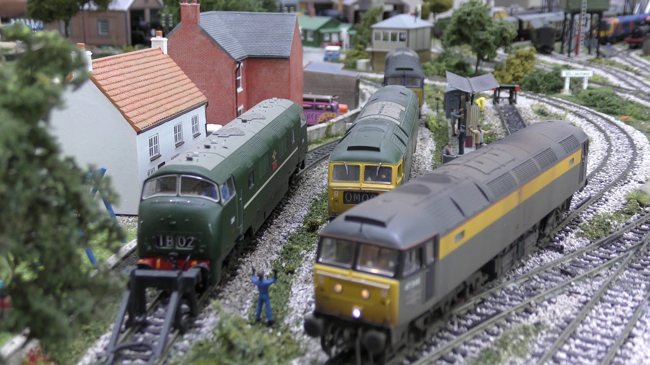 A Bachmann 31-661DS Class 47/3 47346 BR Dutch Livery leaving the siding ...