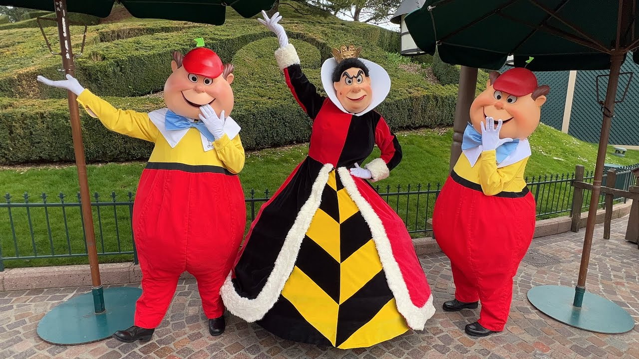 The Queen of Hearts Greets us with Tweedle Dee & Tweedle Dum at ...