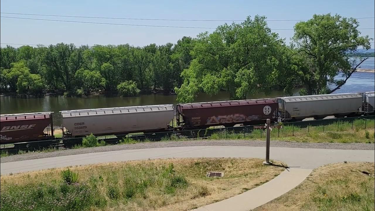 BNSF 3992 west & BNSF 5623 east - Onalaska, WI - 060923 - YouTube