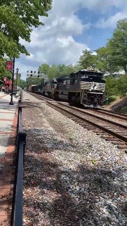 Massive Horn! Aggressive EMD SD70ACe "Rollin by" Norfolk Southern #1215 - #153 @rider22 - YouTube