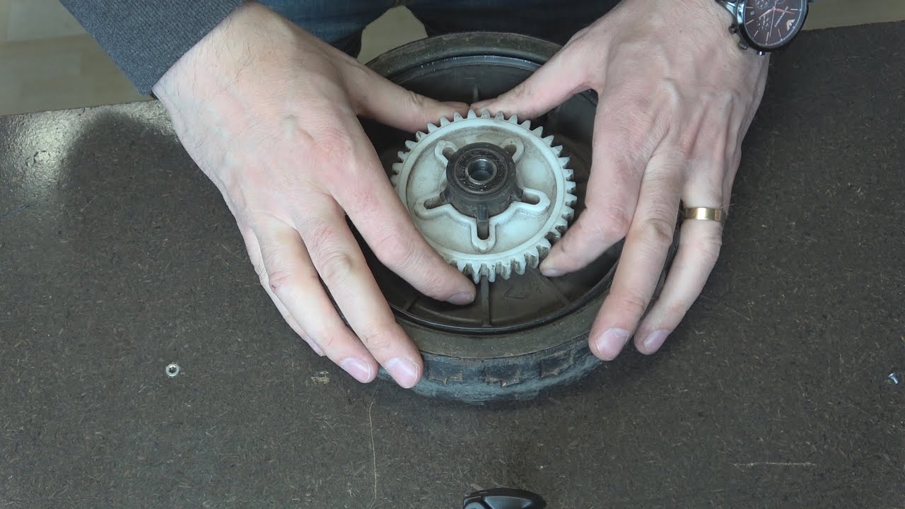 Så byter man kuggkrans på Stiga gräsklippare samt renoverar kullager ...