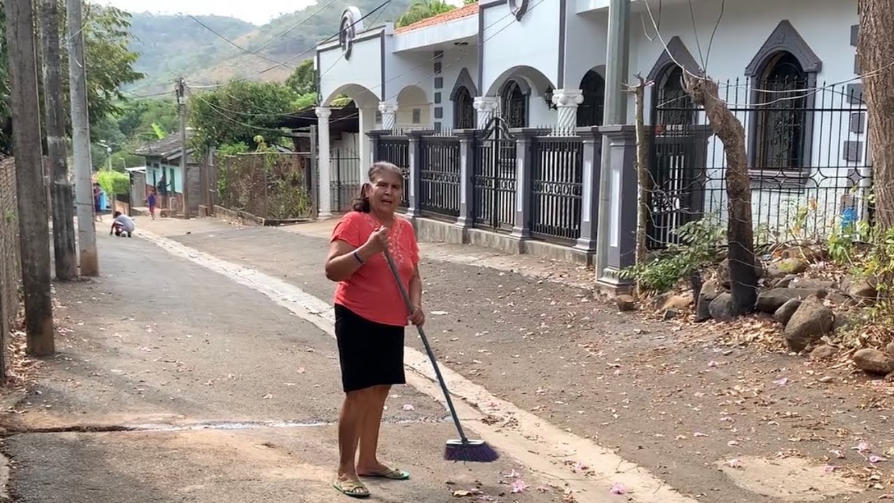 Encontré a Mamá Santos Barriendo La Calle, Me dejo sin palabras por lo ...