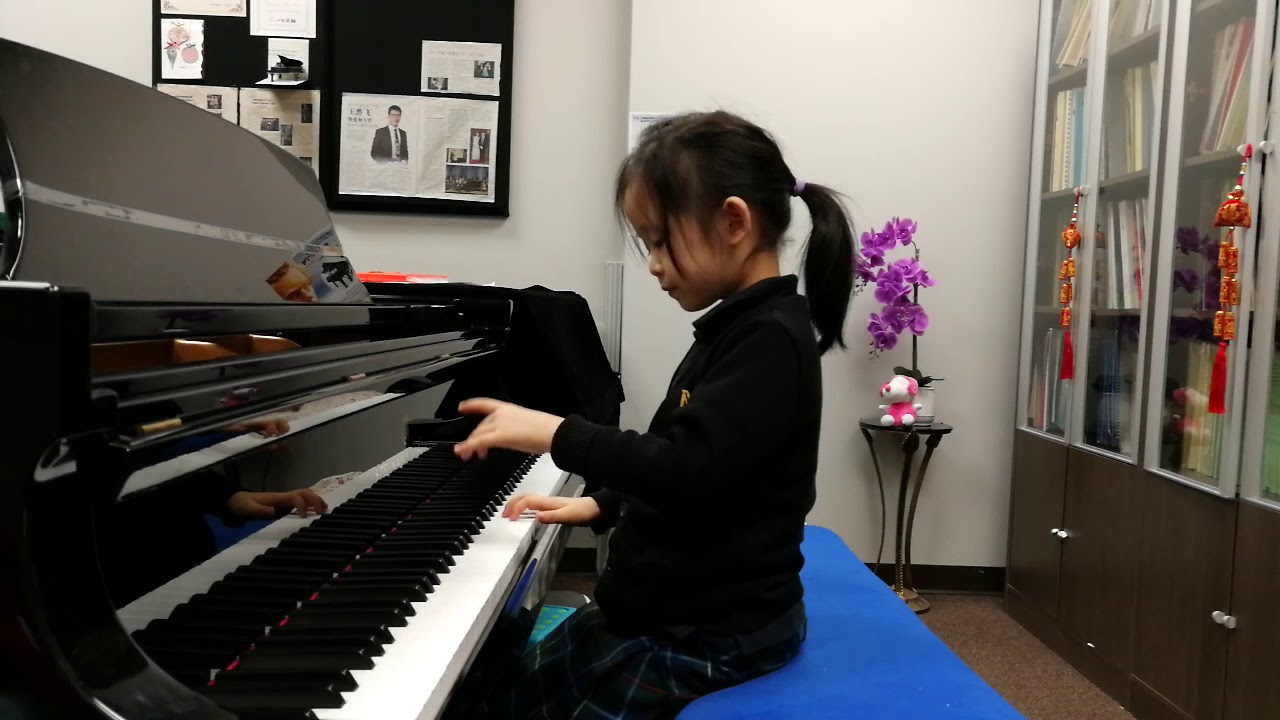 Isabella Li 5 years plays The Dancing bear - YouTube