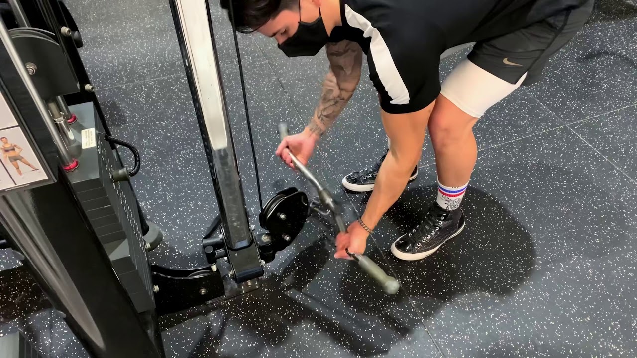 Curl de bíceps en polea baja con barra - YouTube