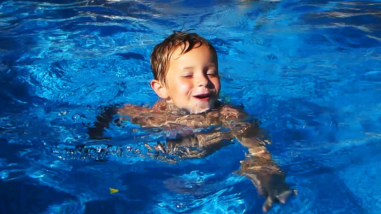 4 YEAR OLD LEARNS HOW TO SWIM! - YouTube
