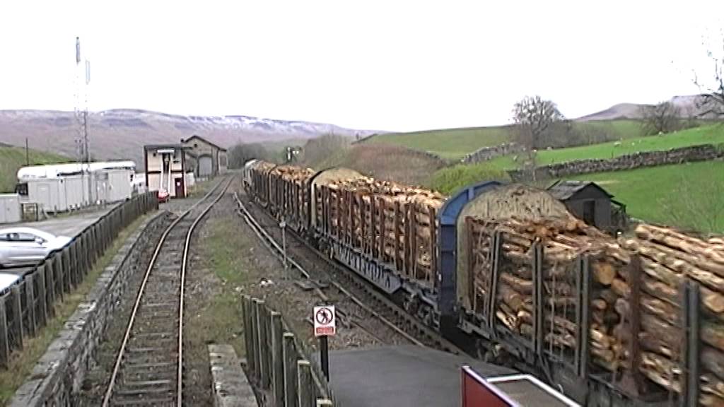 Class 66849 Wylam Dilly on the logs train heading south at Kirkby ...
