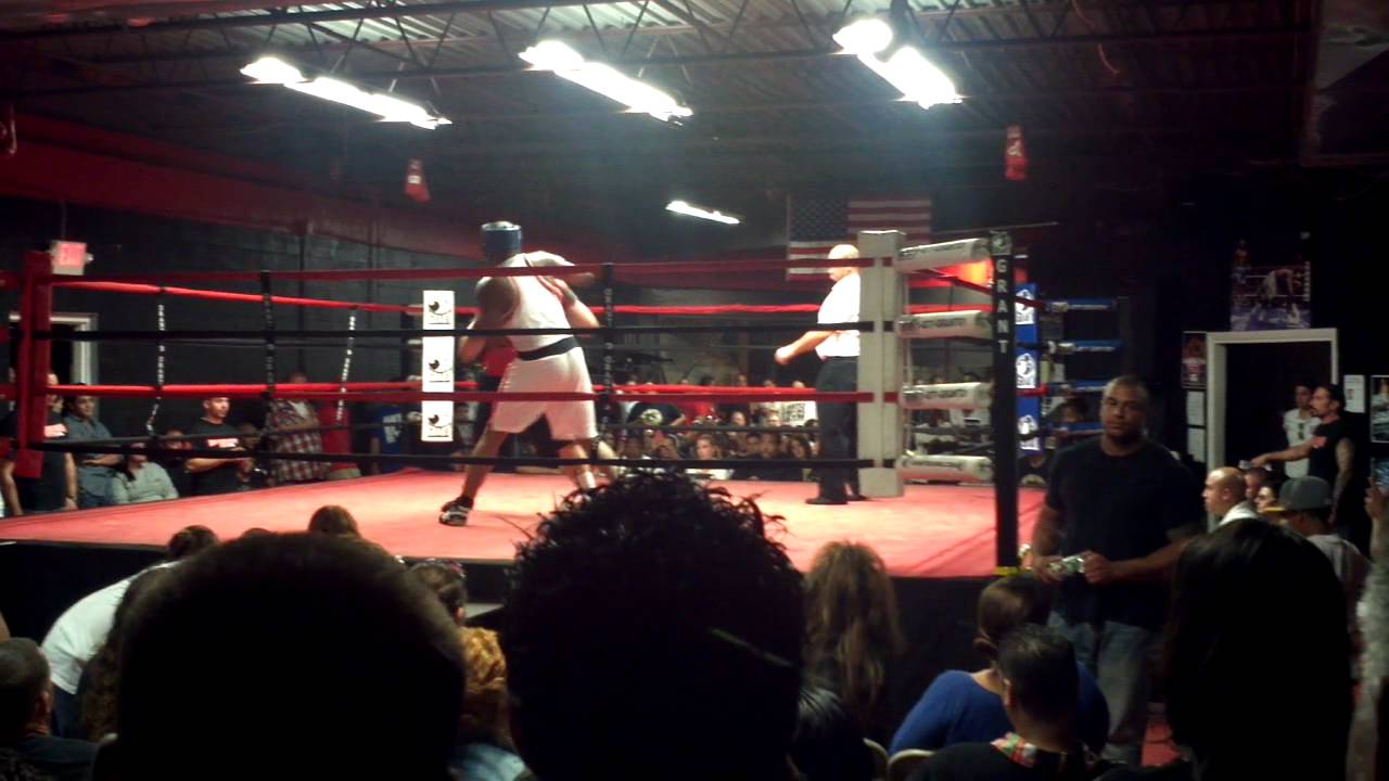 Matt Jones Amateur Boxing Match Round 1 - YouTube