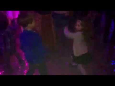 Kids dancing/ Niños bailando