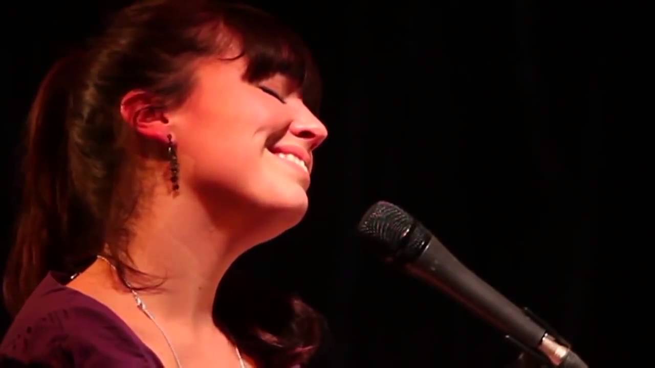 Emily Pello - Pianiste, chanteuse - YouTube