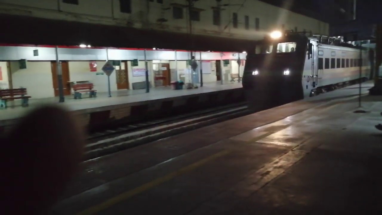 Yercaud SF express [wap 4 engine Arakkonam] - YouTube