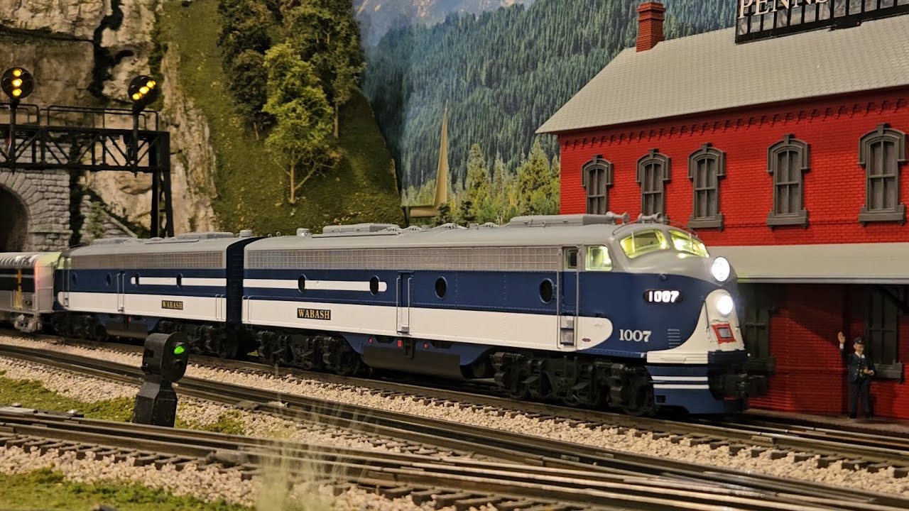 Lionel Legacy Wabash EMD E8's - YouTube