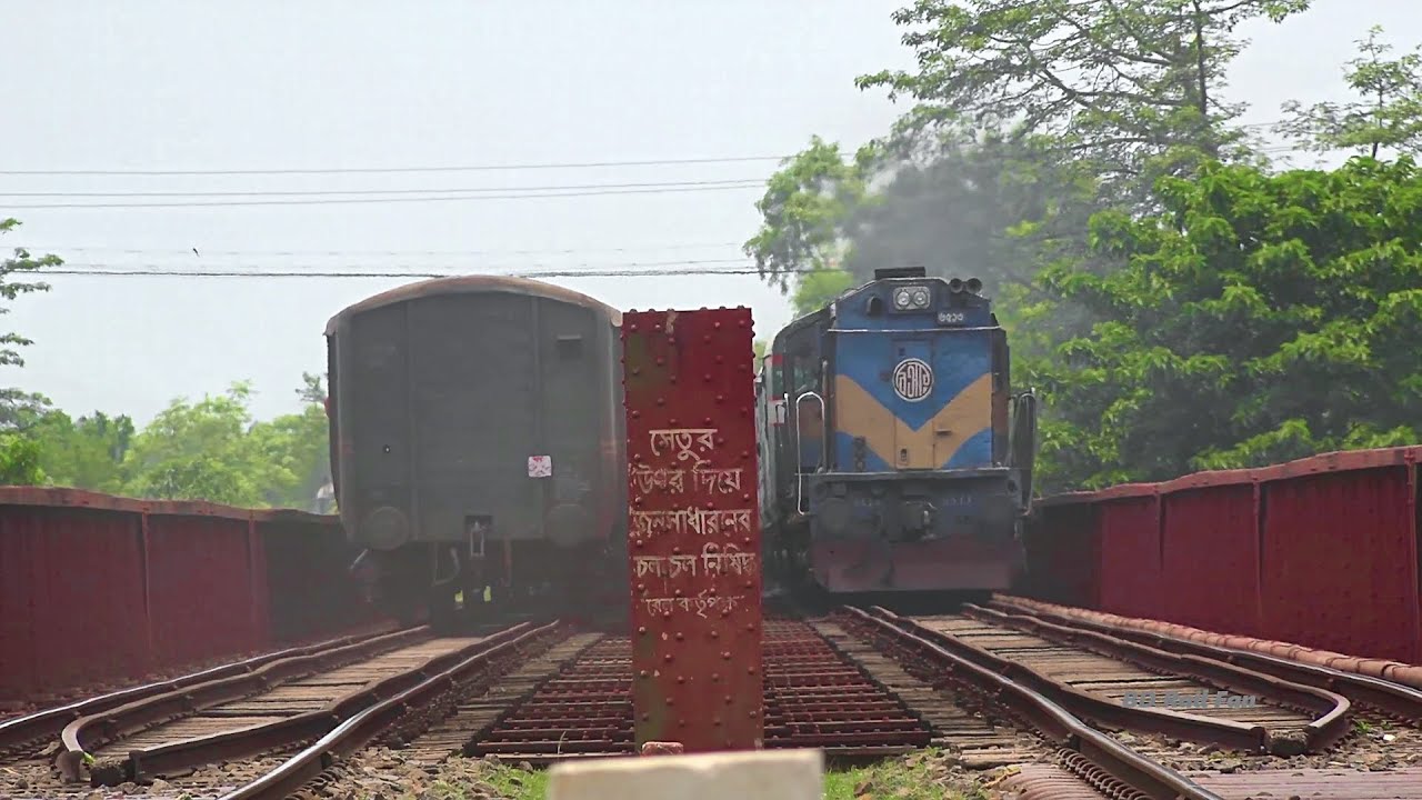 High speedy Train crossing on Rail Bridge ||Mahananda Express & Chitra ...