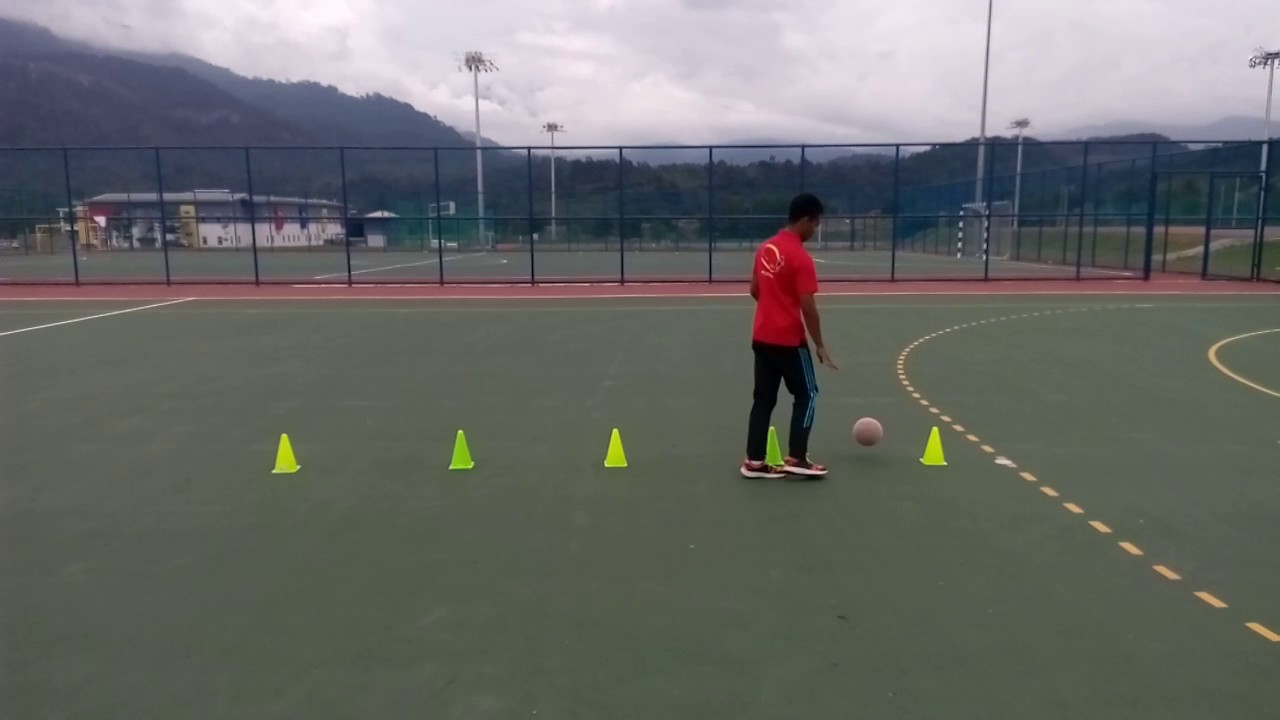 Kemahiran mengelecek bola baling - YouTube
