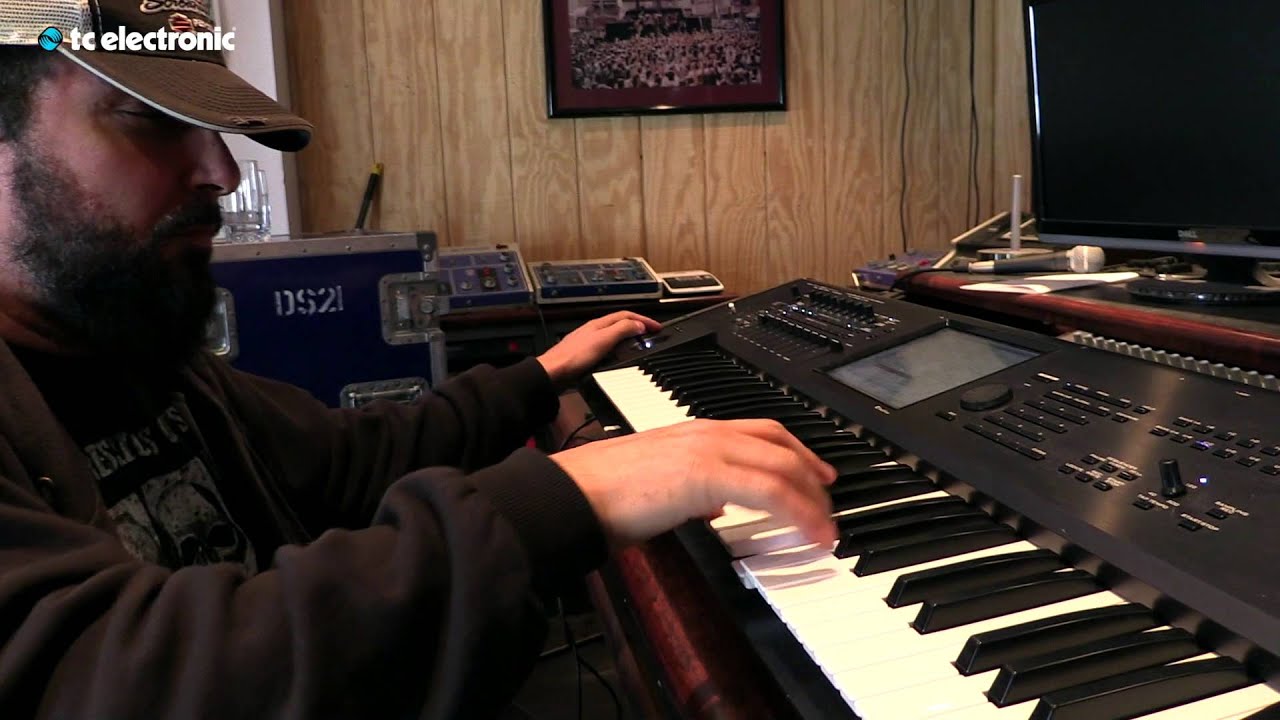 Derek Sherinian creates his "Funky Clav" loop for the Ditto X2 Looper ...