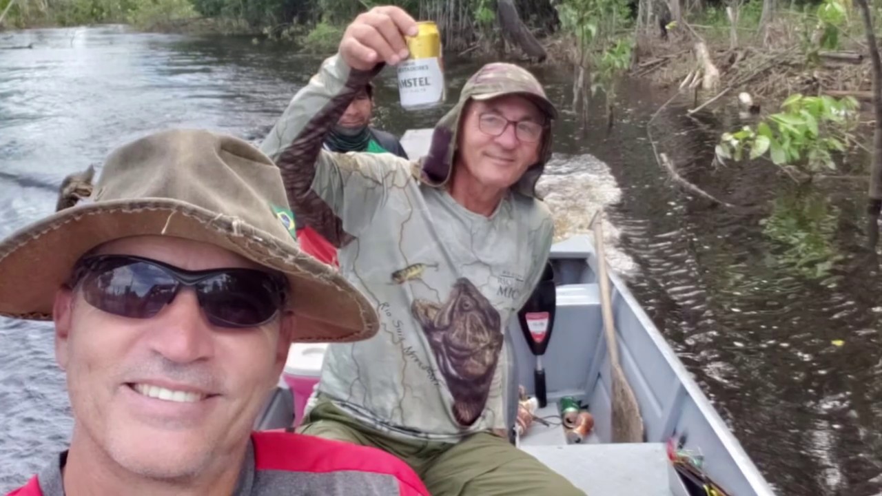 Pato pescando Pirarara em Barcelos AM - YouTube
