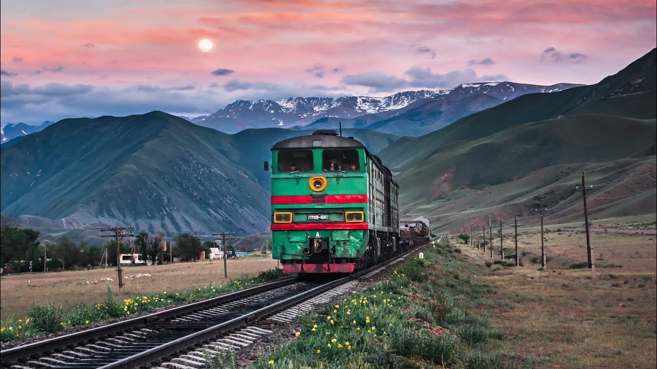 Diesel locomotive 2TE10V-4002 with a work train descends from Boom ...