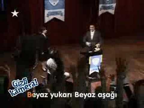 üniversite gençliği beyaz a gizli kamera şakası yapıyor.