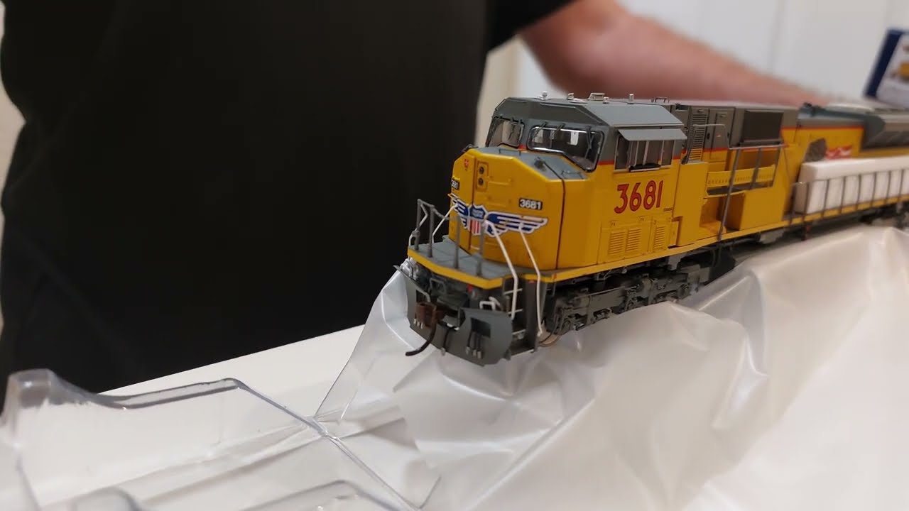 Athearn Genesis G27356 UP SD90MAC Unboxing - YouTube