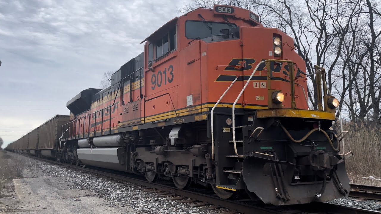CSX E800 with BNSF 9786 passes New Buffalo - YouTube
