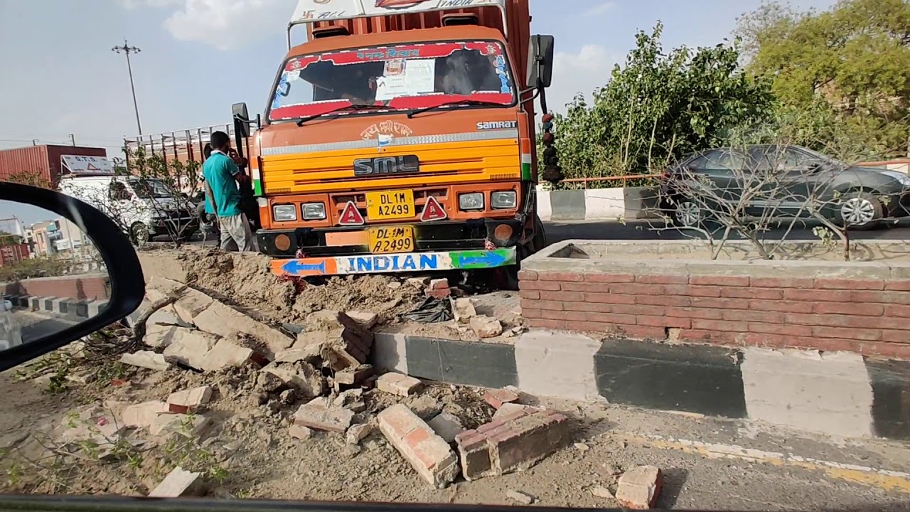 Rajouri garden Amul milk Truck Breaks Failed lockdown phase 4 - YouTube