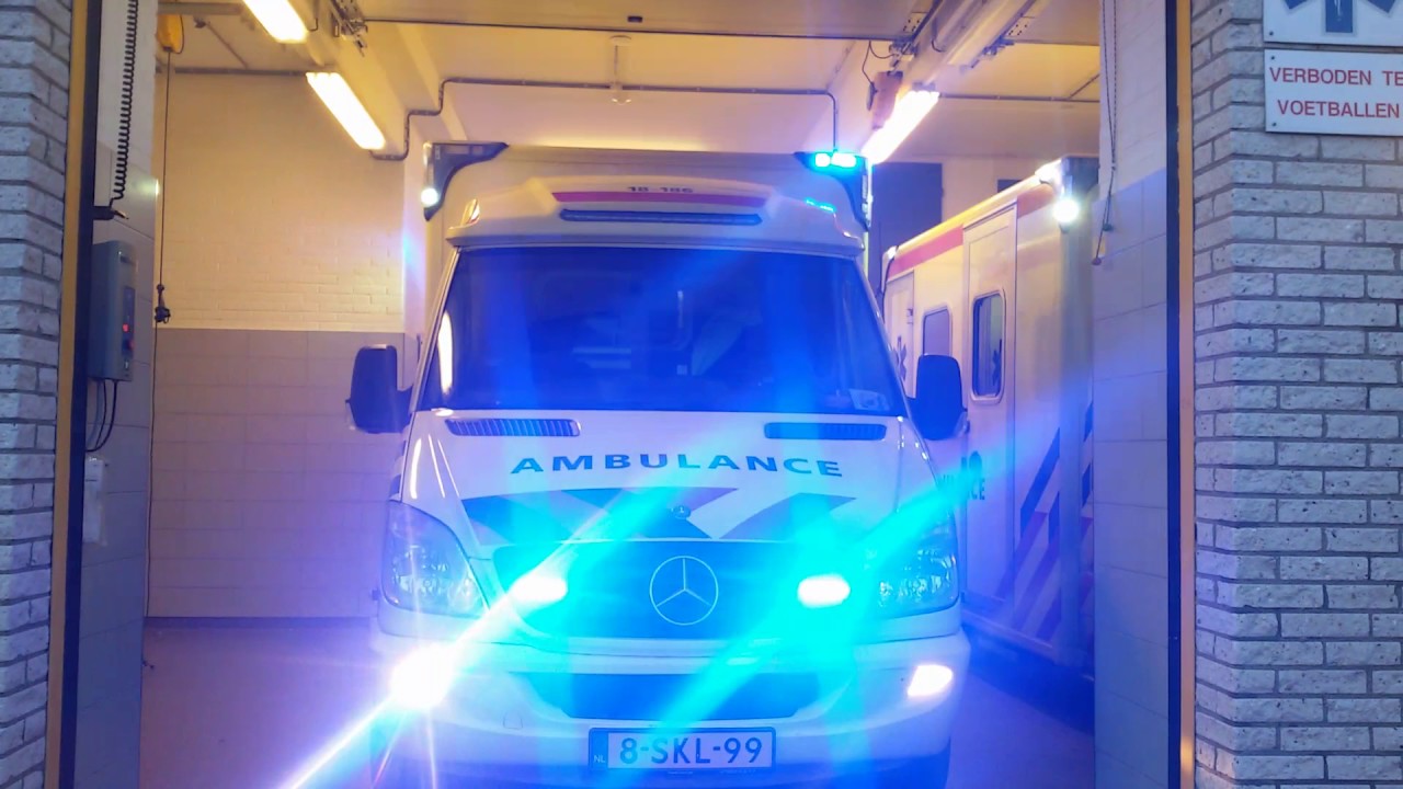 Binnenkant ambulance 18-186 en showtje blauw blauw en nieuwe politie ...