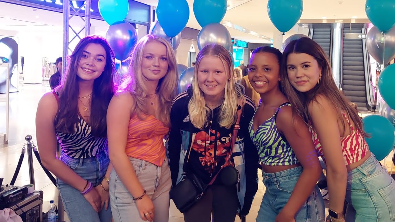 Hilvertshof Jsf '22, + Unity Optreden! #22 ~Luna de Zwart~ - YouTube