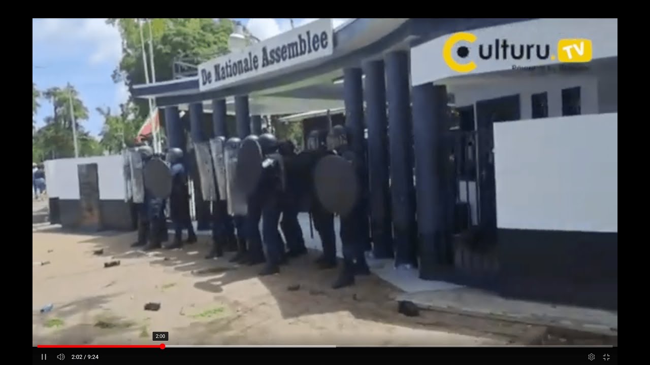 Suriname, bestorming DNA gebouw - YouTube