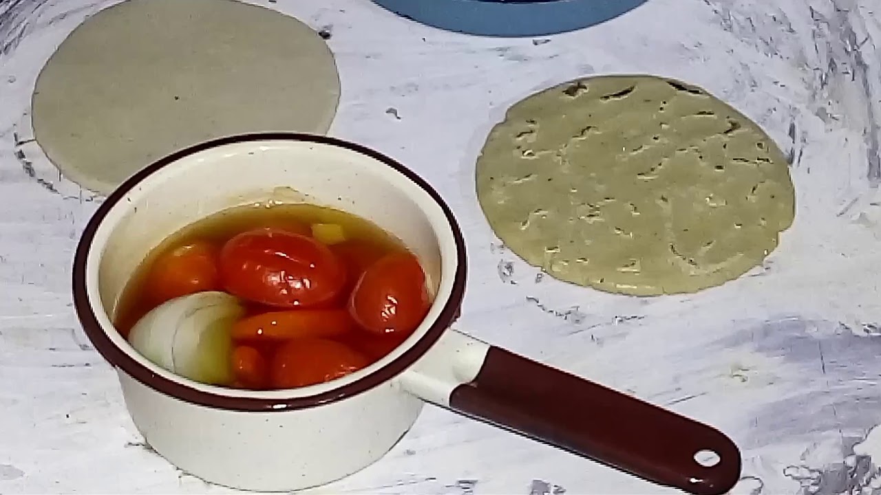 Estrujada acompañada de una salsa de jitomate molcajeteada - La ...