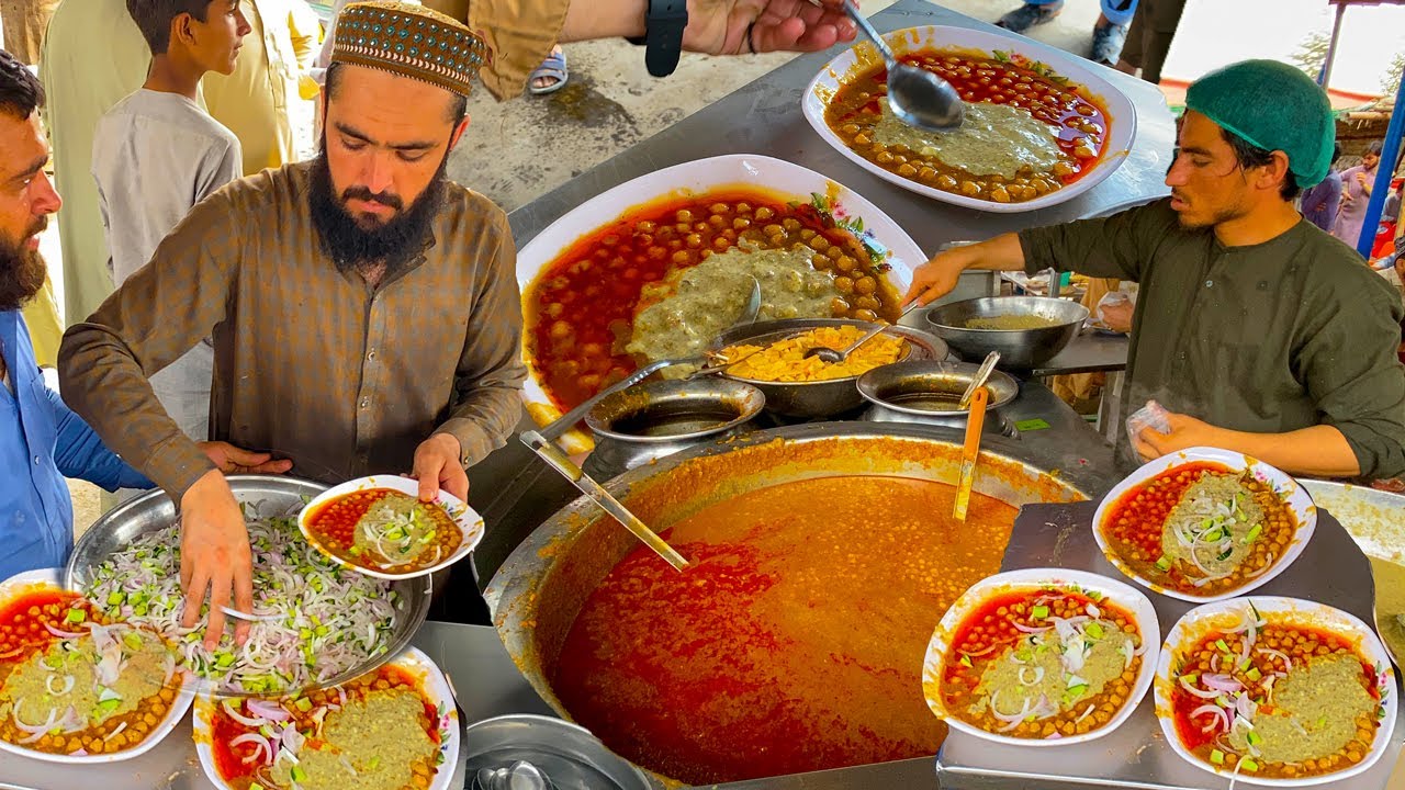 Pakistani Street Food in Peshawar | People are Crazy for Latif CHANNA ...