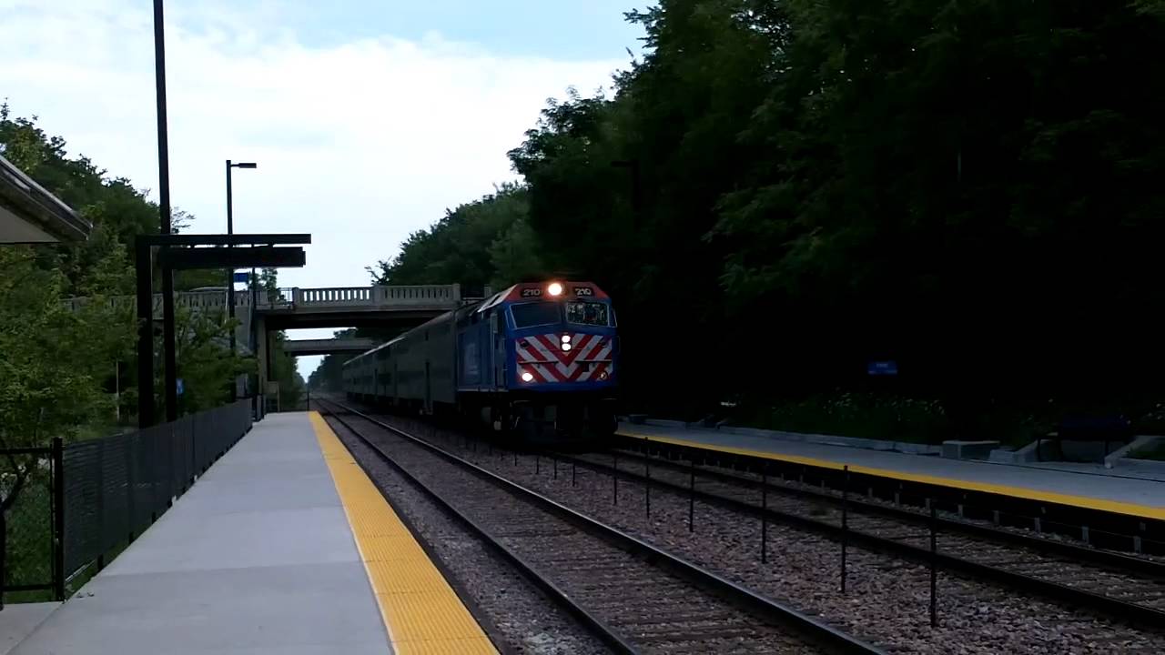 Metra 210 at Winnetka, IL - YouTube