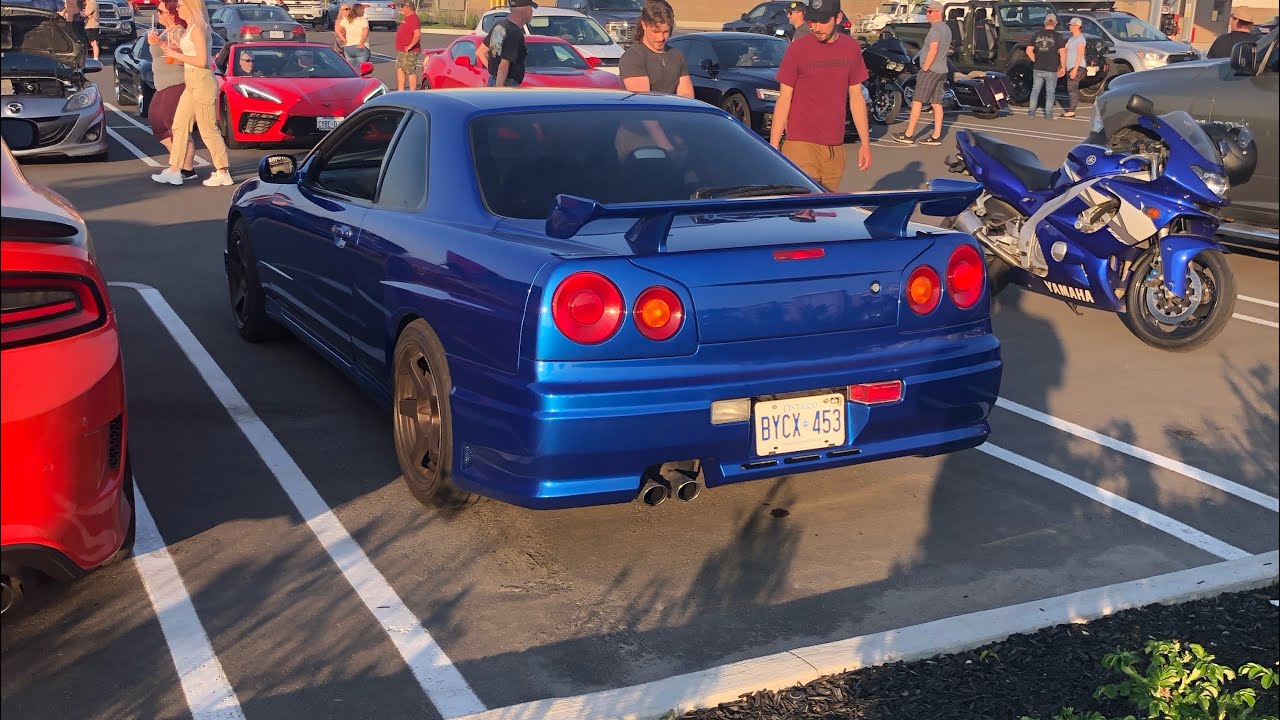 Cars arriving at a sunday night car show - YouTube