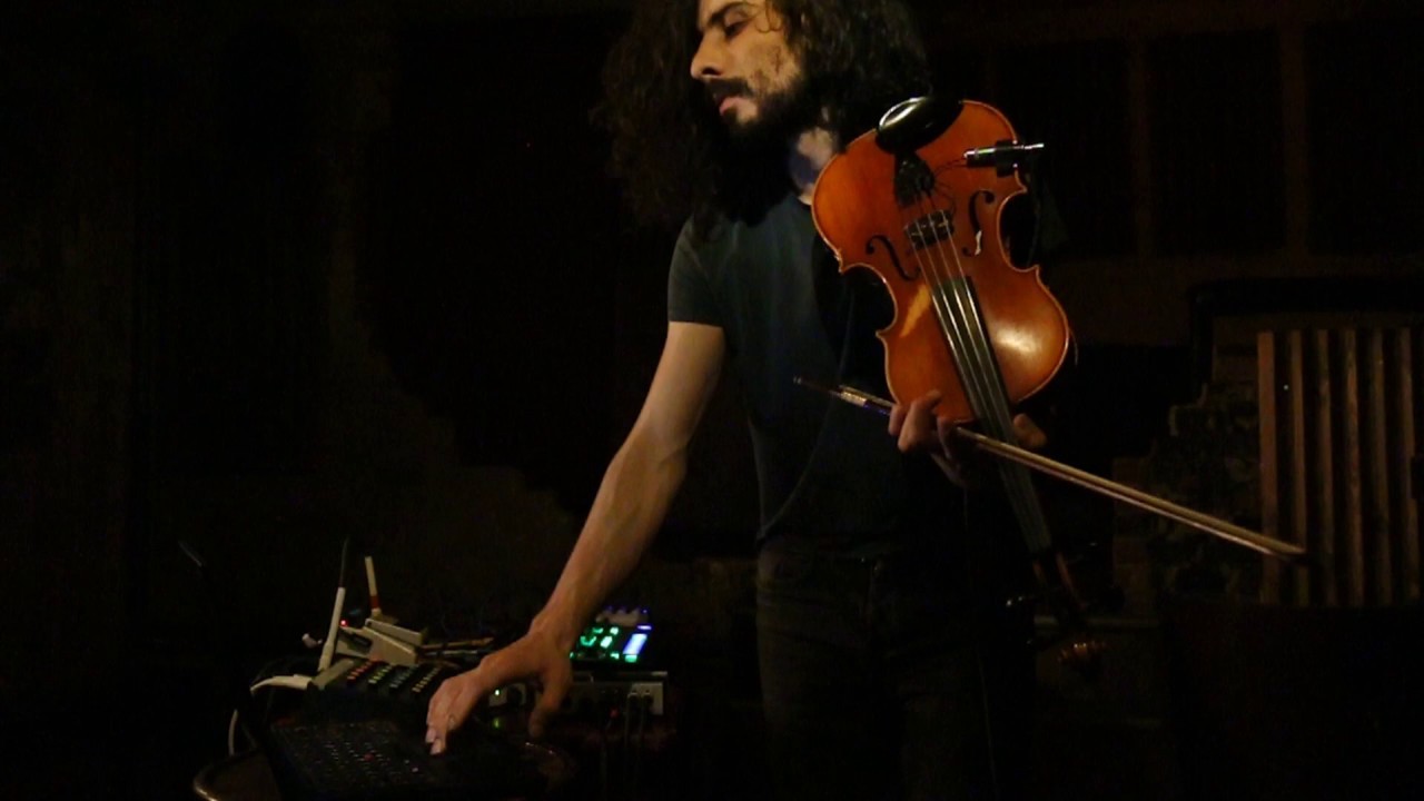 Sam Eyvaz Live Jam at "Its A BAR" Berlin - YouTube