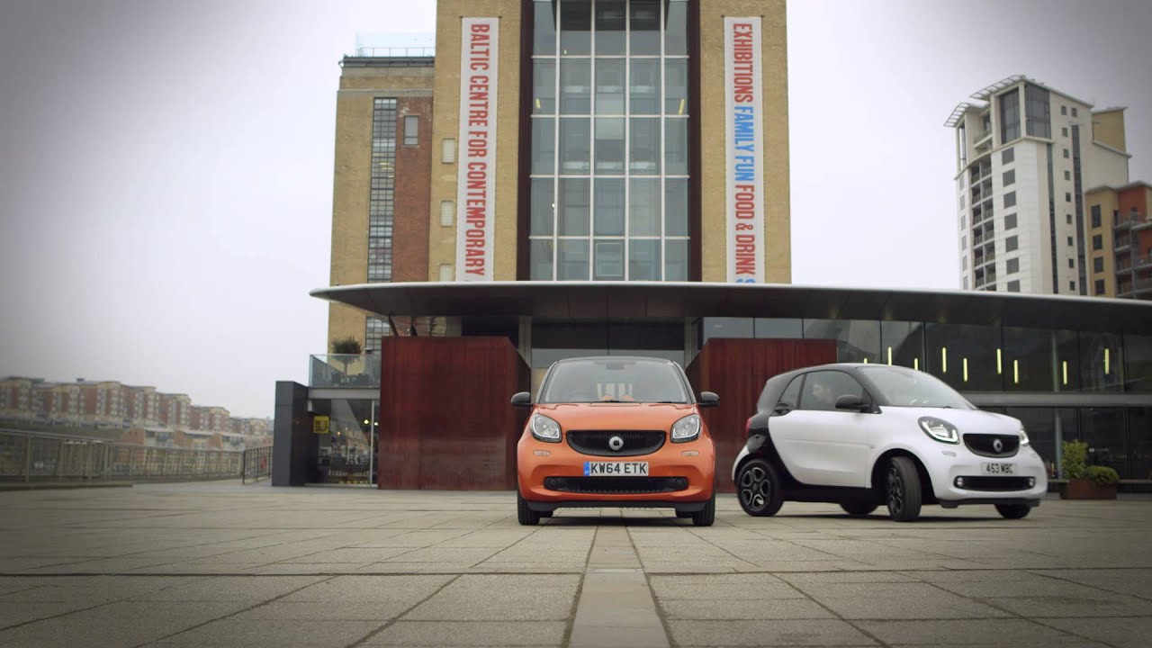 Dizzy rascal: Rob Gill tests the new Smart car's turning circle - YouTube