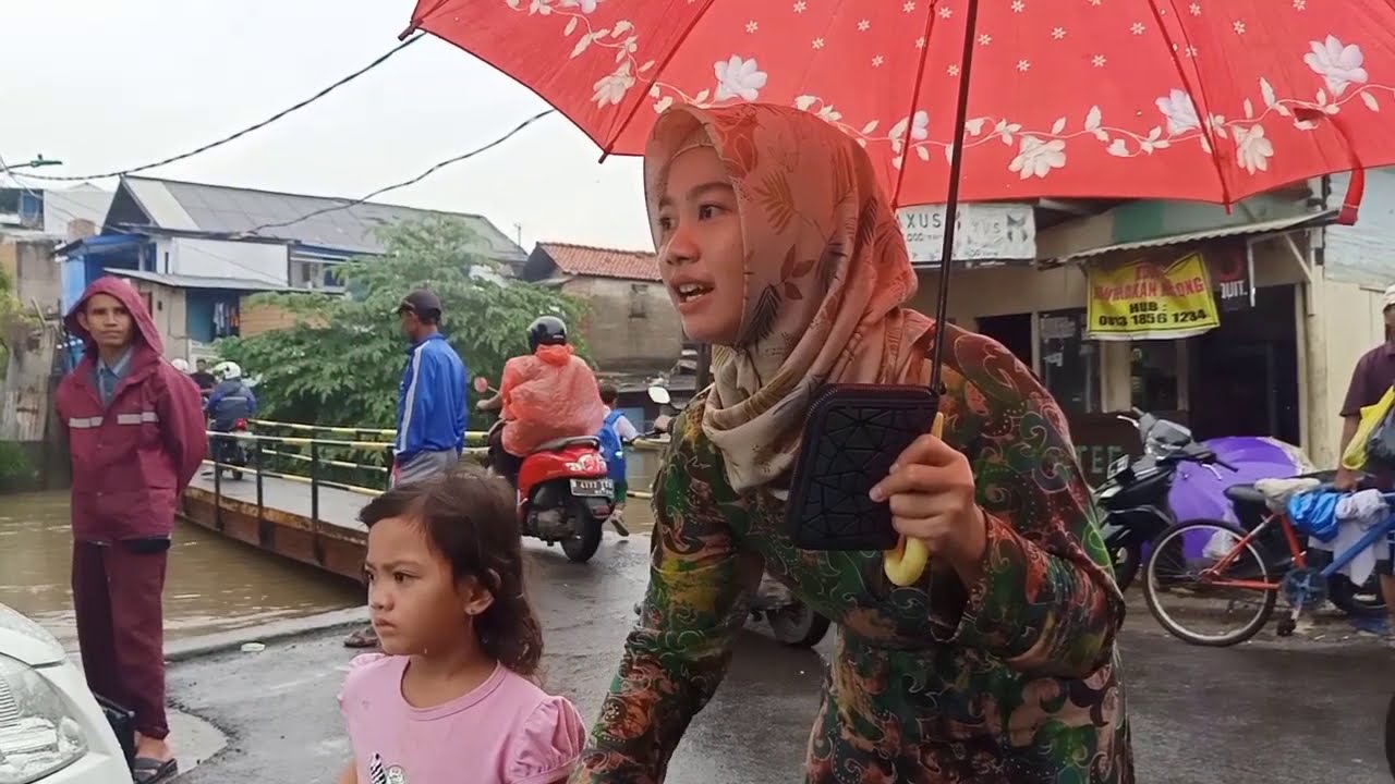 BANJIR !!! Ngejala Dapat IKAN LELE | Salsa and family - YouTube