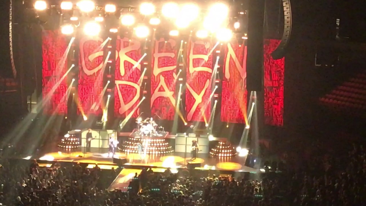 Little Girl Shreds with Green Day at Dallas, Texas Concert - YouTube