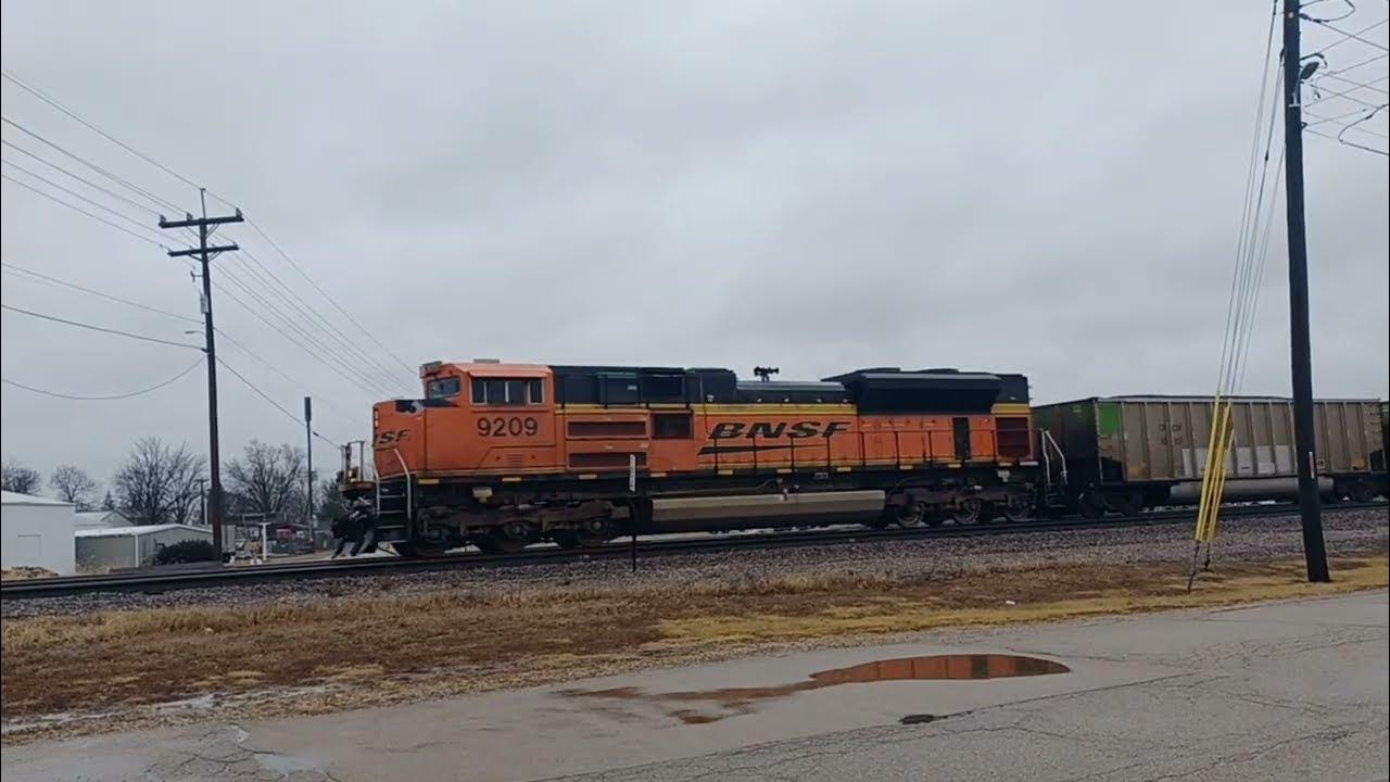 BNSF 9209 East in Princeton, IL 1/31/25 - YouTube