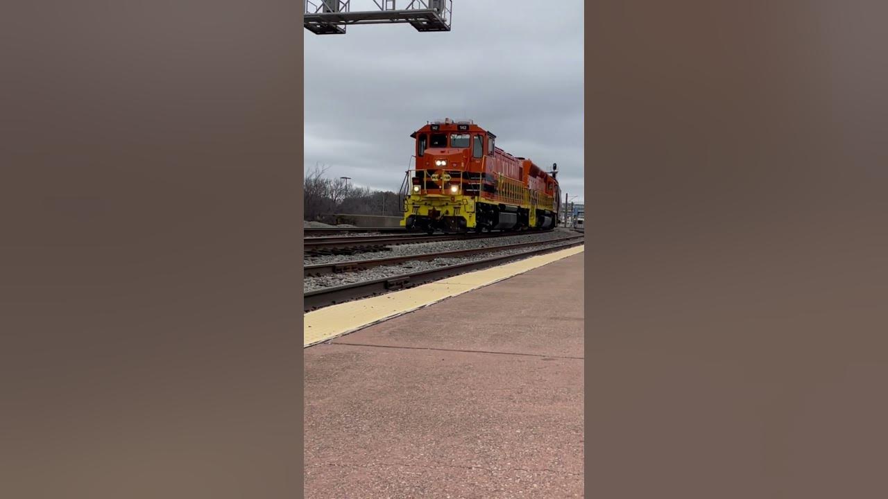 DGNO 142 & 3418 Leads DGNO Transfer at EBJ Union Station - YouTube
