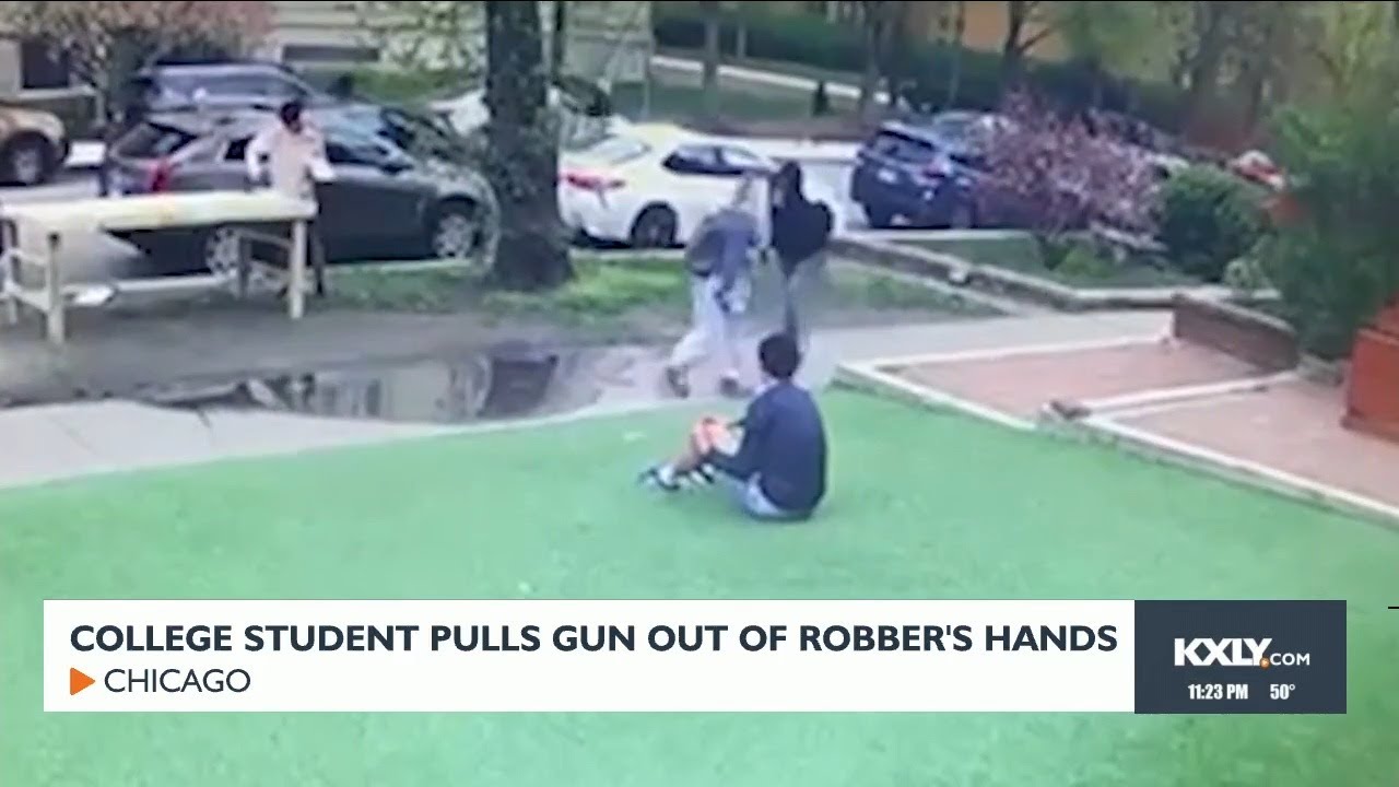 College student pulls gun out of robber's hand in Chicago - YouTube