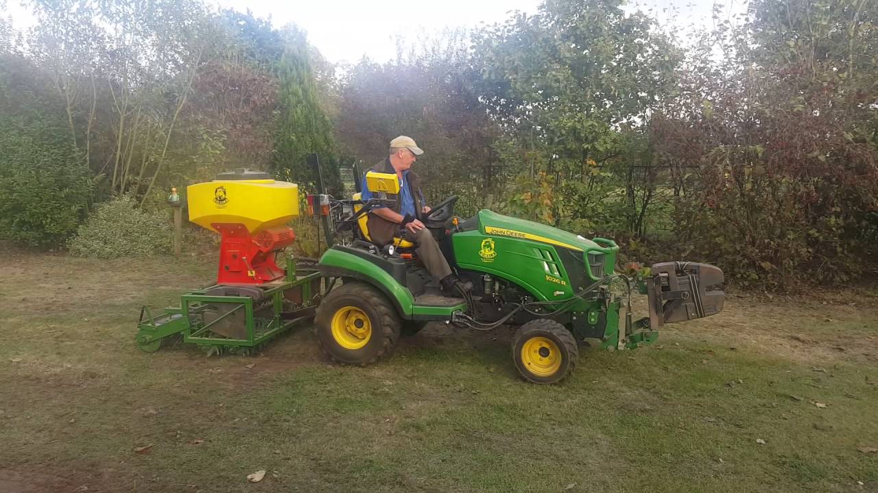 John Deere 1026R Gazon doorzaaien met APV pneumatische zaaimachine ...