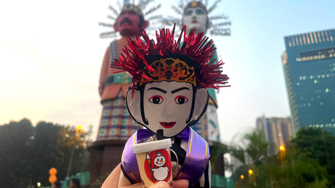 ONDEL ONDEL MAKAN BOBA MIXUE DI DEKAT PATUNG ONDEL ONDEL RAKSASA ...