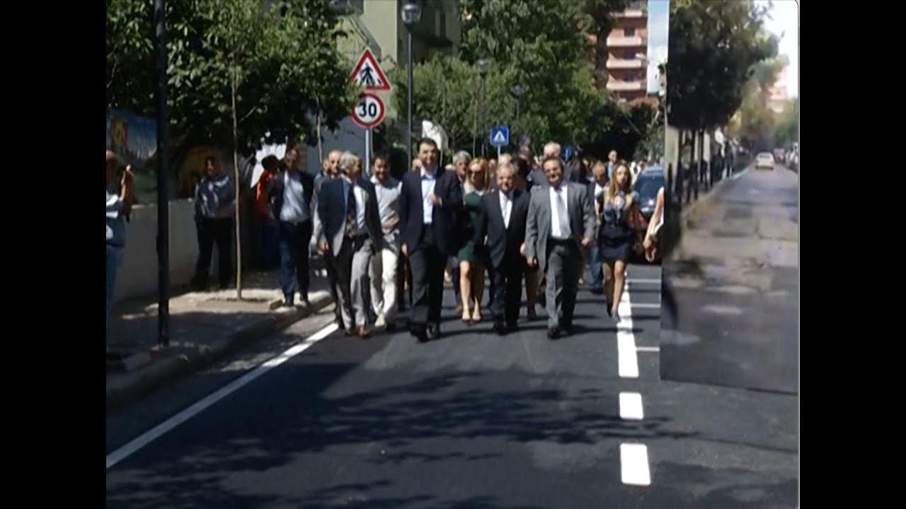 Rindërton rrugën Brigada 8 në bllok - YouTube